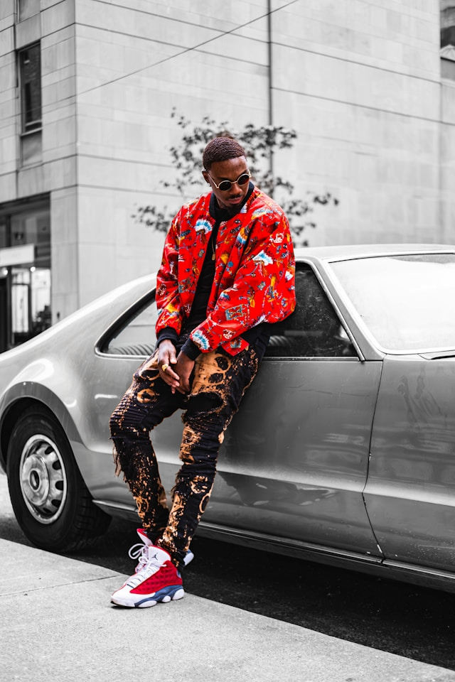 Dual Shades - AI Photo Editor | Keep Subject Colored, Background B&W