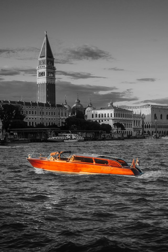 Dual Shades - AI Photo Editor | Keep Subject Colored, Background B&W