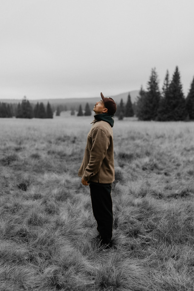 Dual Shades - AI Photo Editor | Keep Subject Colored, Background B&W